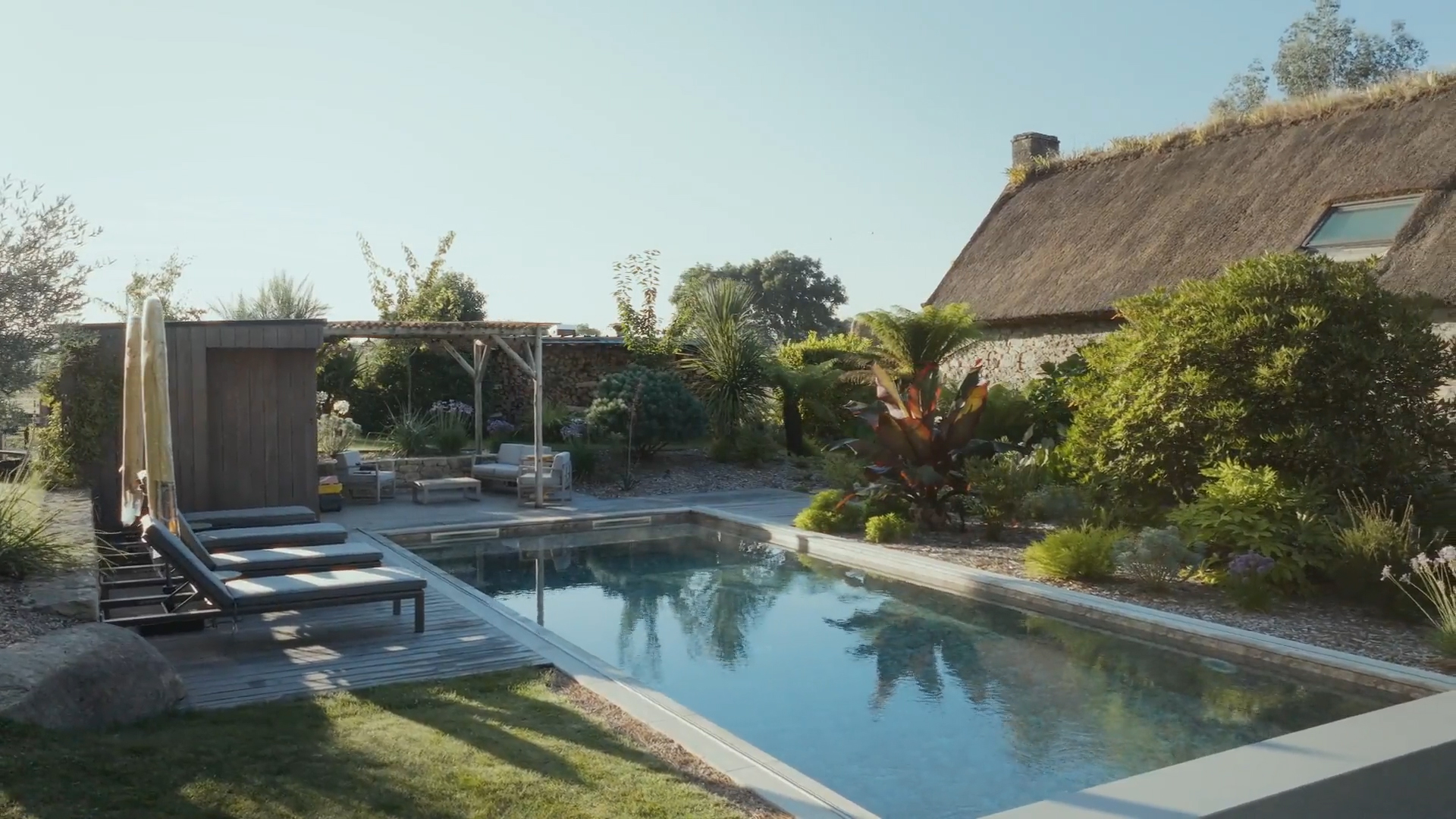 Charme Naturel : Jardin et Piscine autour de la Chaumière - ROPERT PAYSAGES